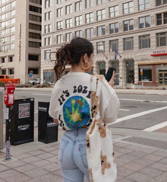 35 claw clip hairstyles that give us major 90s style inspo - Treatwell