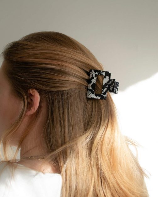 35 claw clip hairstyles that give us major 90s style inspo - Treatwell