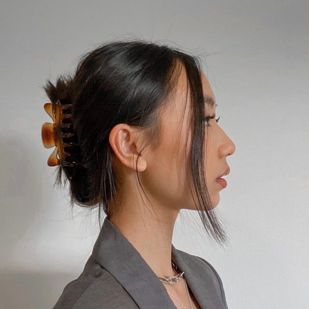 35 claw clip hairstyles that give us major 90s style inspo - Treatwell