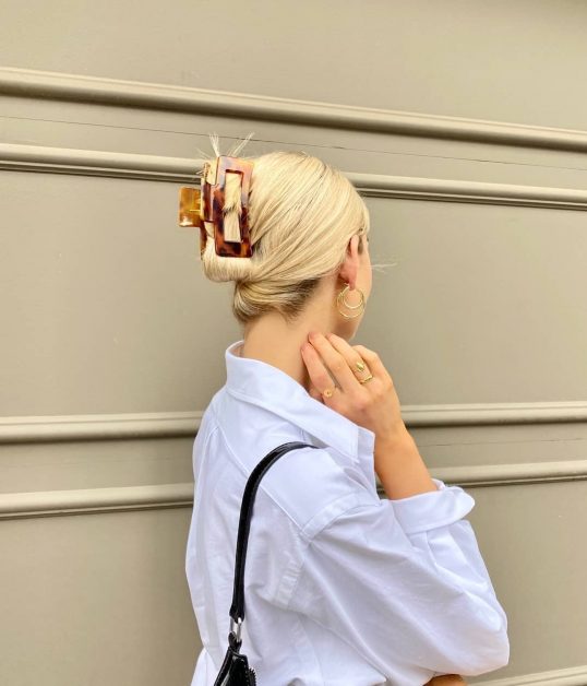 35 claw clip hairstyles that give us major 90s style inspo - Treatwell