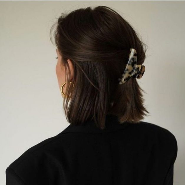 35 claw clip hairstyles that give us major 90s style inspo - Treatwell