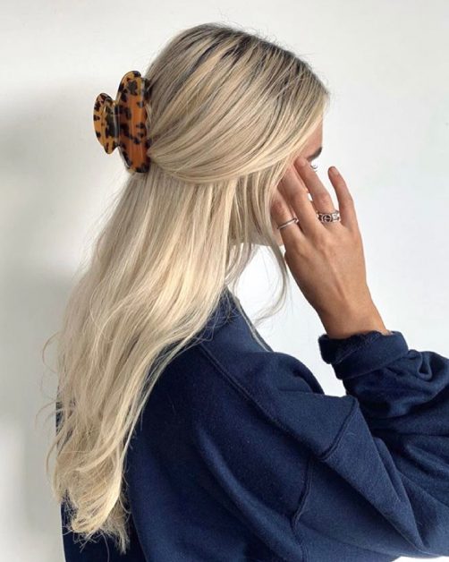 35 claw clip hairstyles that give us major 90s style inspo - Treatwell