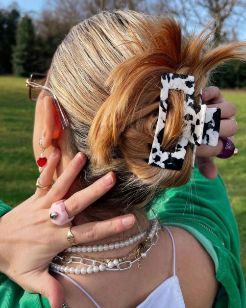 35 claw clip hairstyles that give us major 90s style inspo - Treatwell